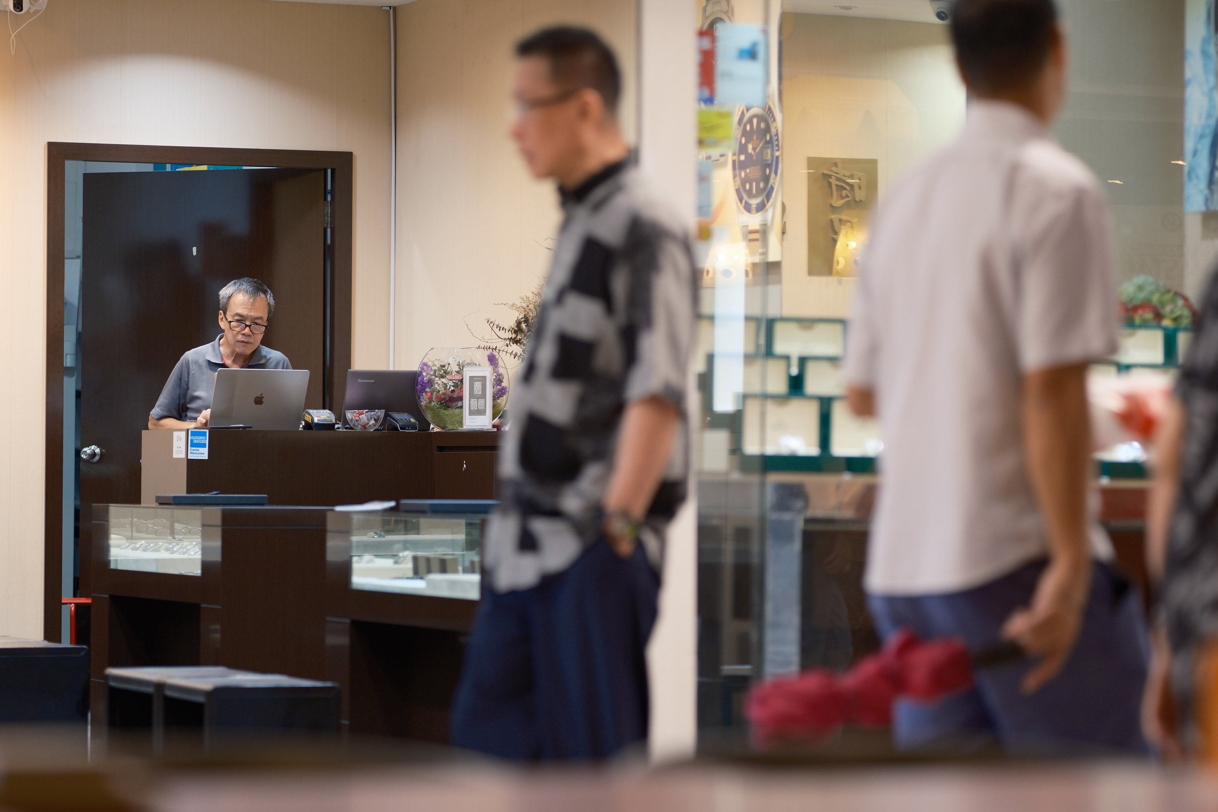 Meike 85mm f1.8 Pro – What Makes A Pro? – Alwin Kok